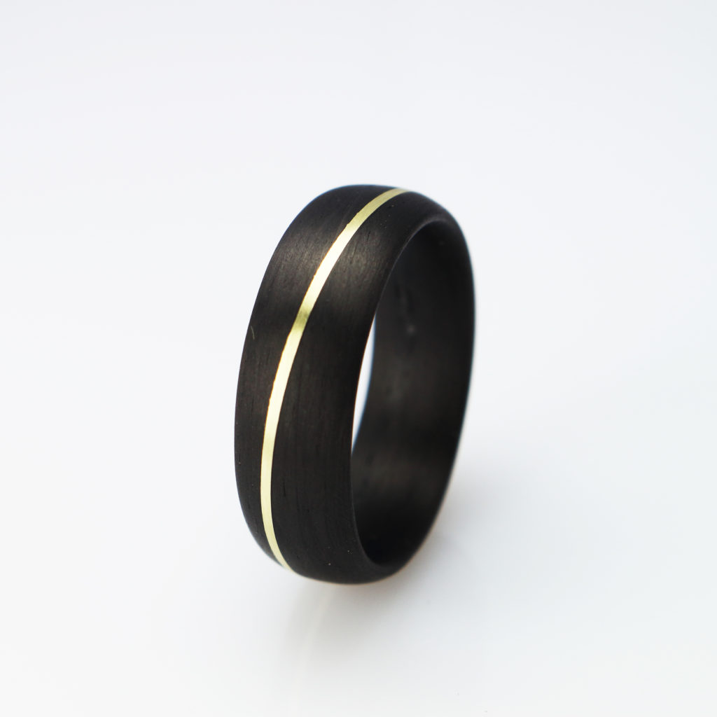 Carbonring mit diagonalem Streifen (C02) – Carbon-Ring.de
