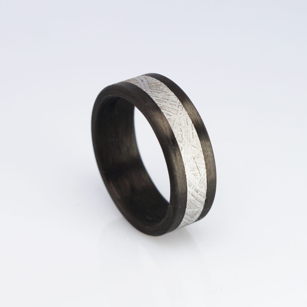 Carbonring mit Meteoriteneinlage (C04) – Carbon-Ring.de